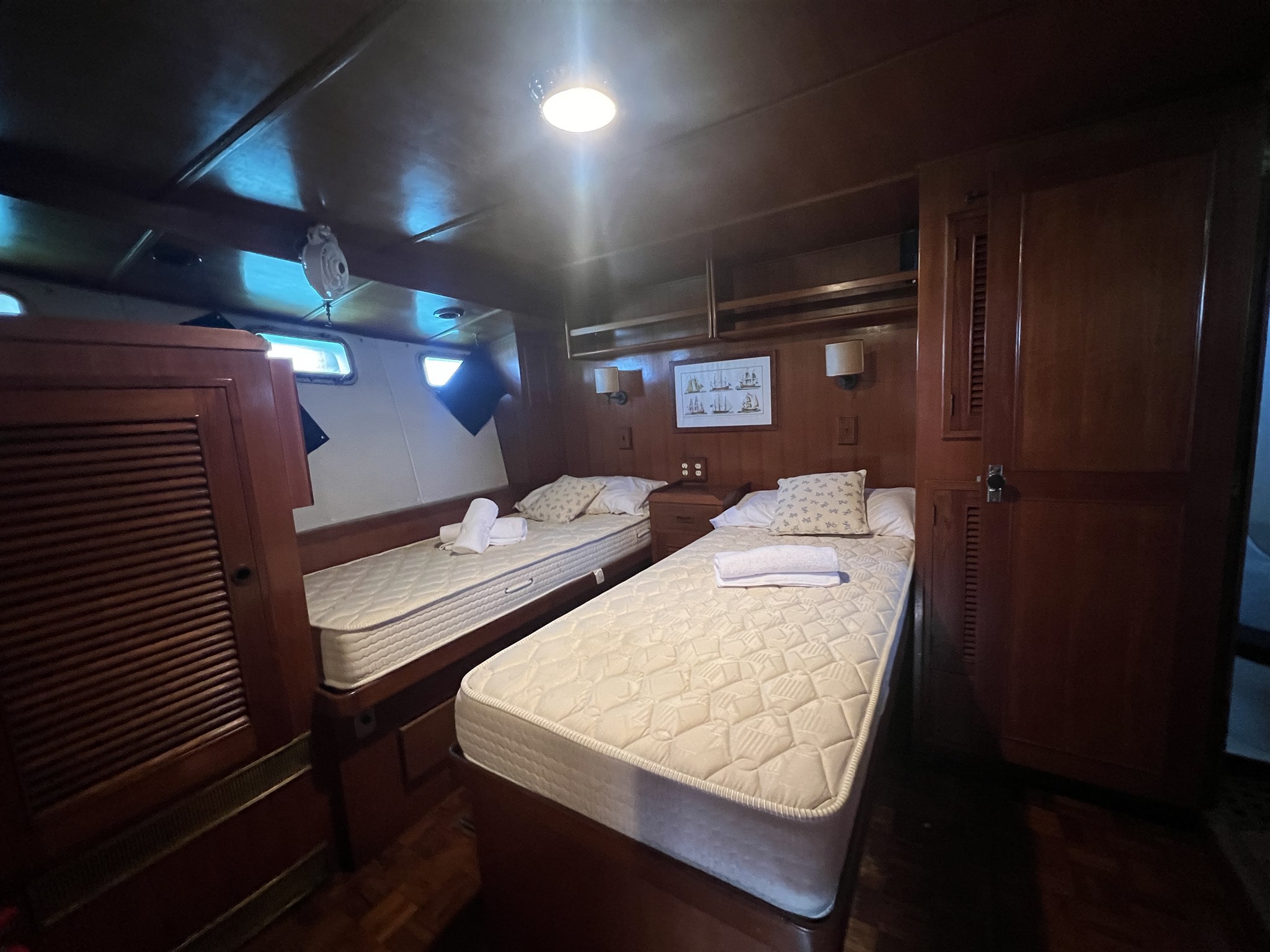 Ocean Alexander Trawler (1980) – Admiral Yachting